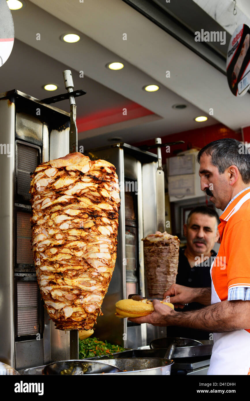 Préparation d'un Döner Kebab Sandwich Photo Stock - Alamy