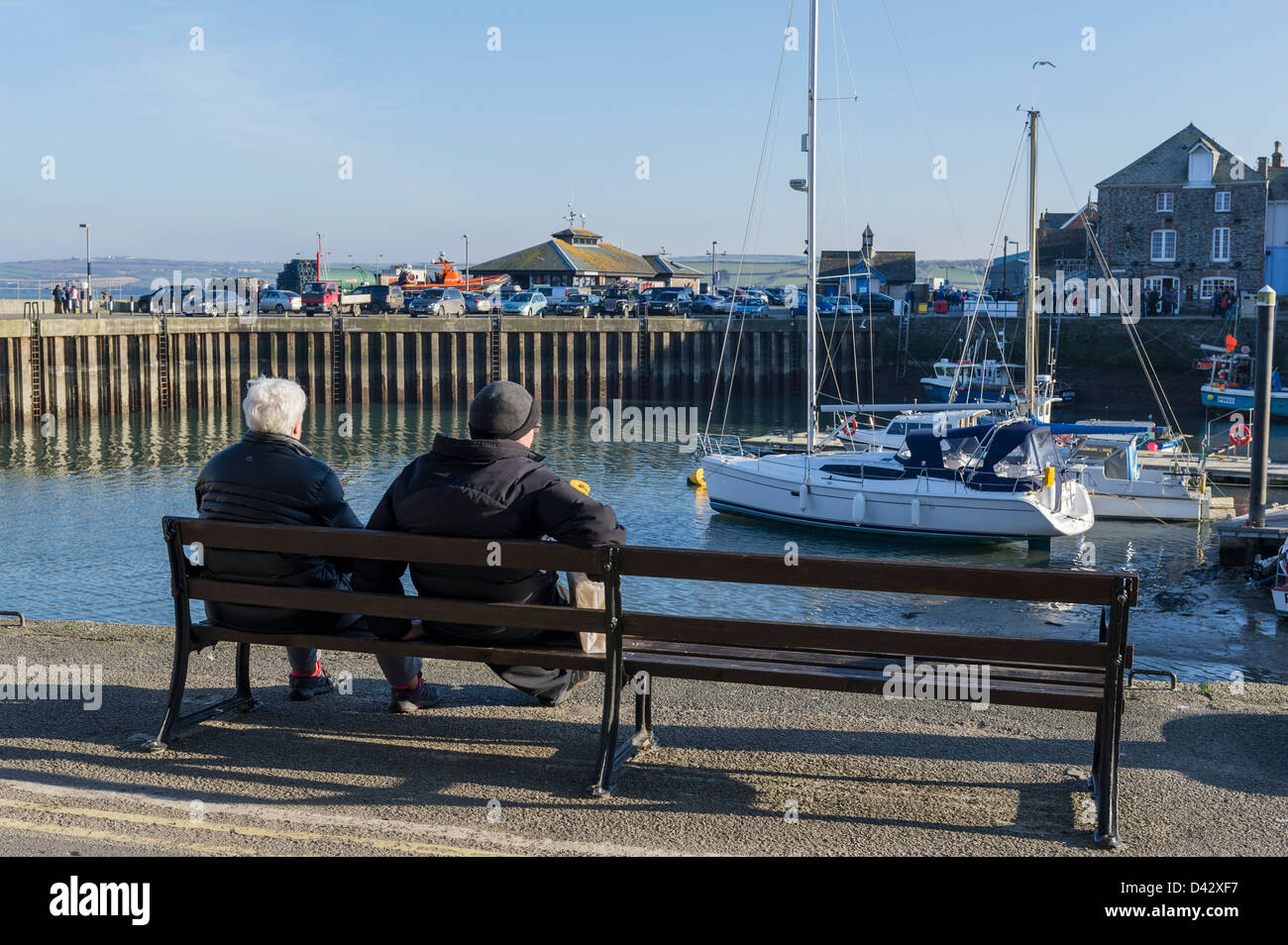 Deux personnes assises sur un banc Banque de photographies et d’images ...