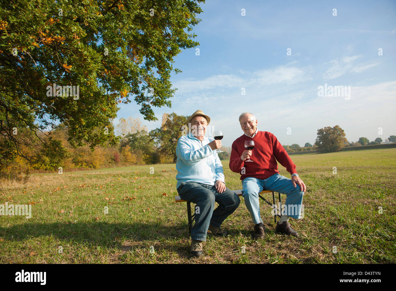 Personnes assises dehors boire du vin allemand Banque de photographies ...