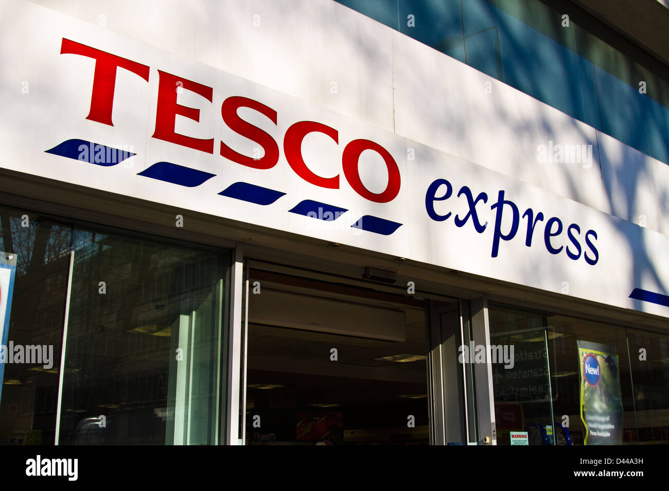 Tesco express shop Banque de photographies et d’images à haute ...