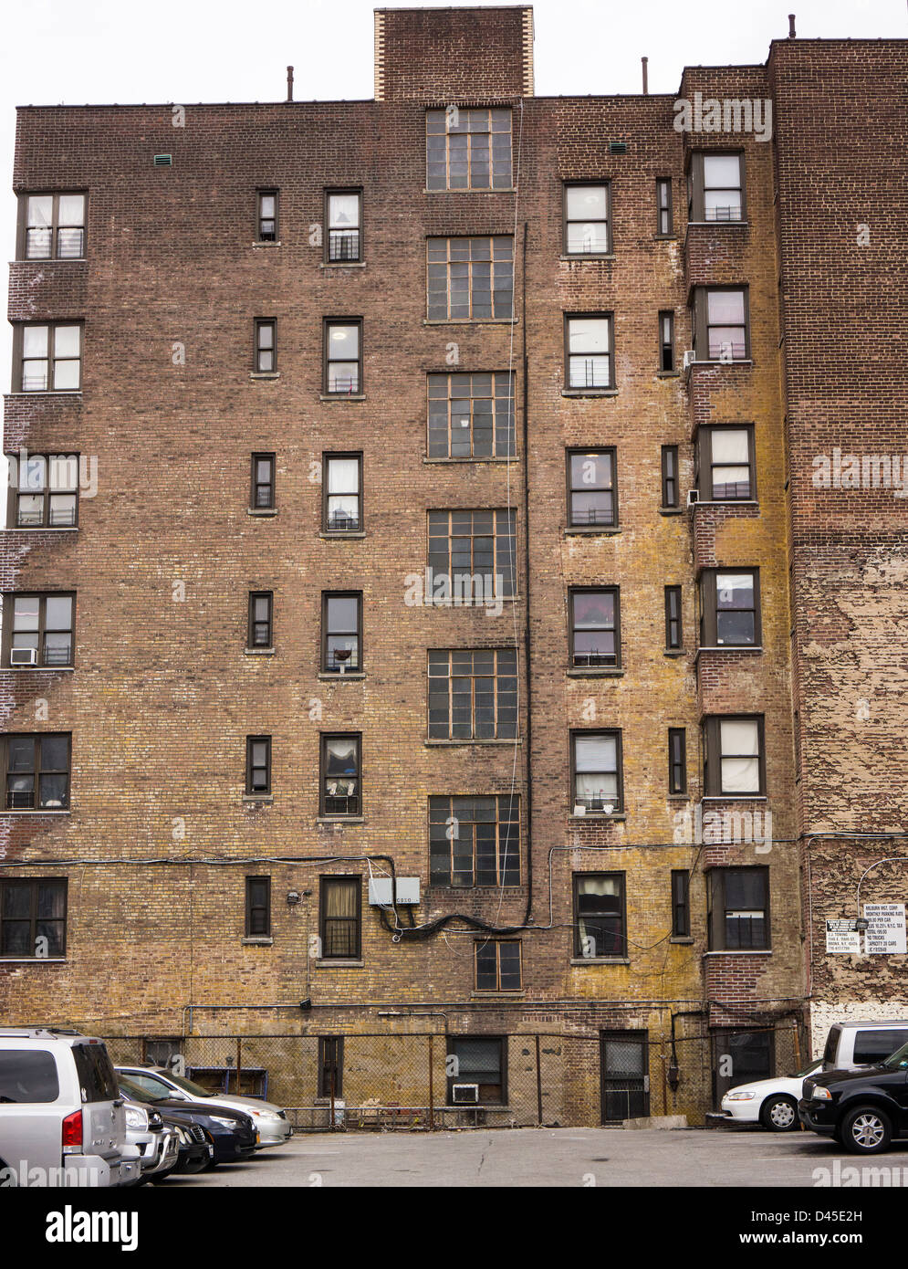 Sur la façade d'un immeuble dans le quartier de New York, le Bronx est ...