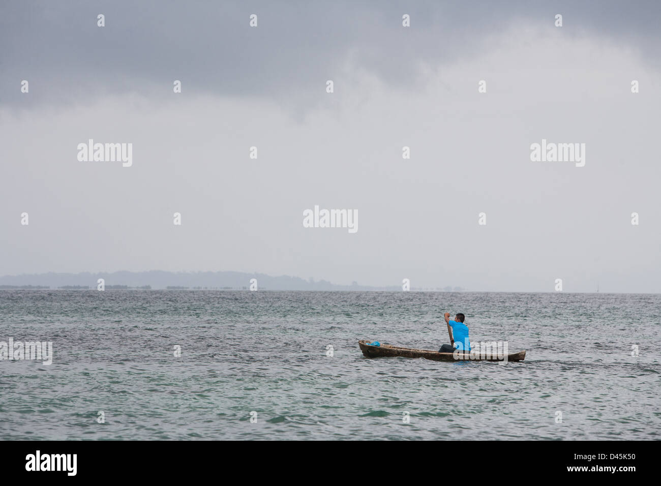 Aviron panaméen une pirogue dans la mer des Caraïbes Photo Stock - Alamy