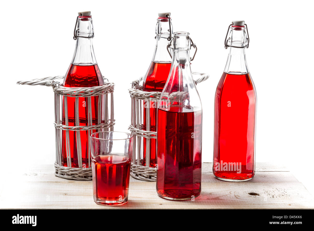 Bouteilles de jus de fruits rouges sur fond blanc Photo Stock - Alamy