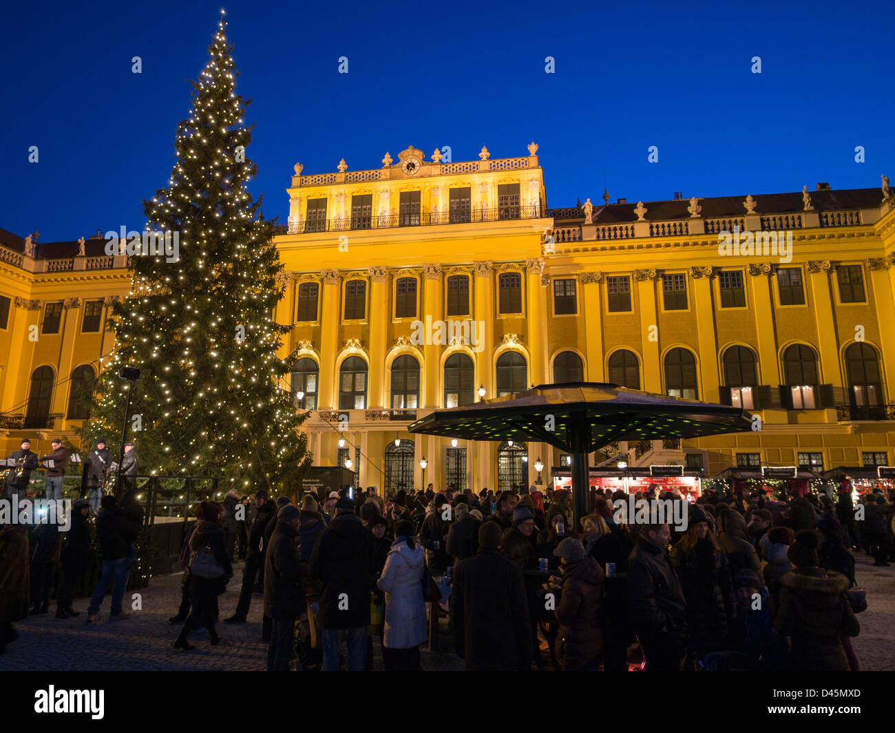 Christmast Marché à Schonbrunn. Les visiteurs d'un marché de Noël de ...