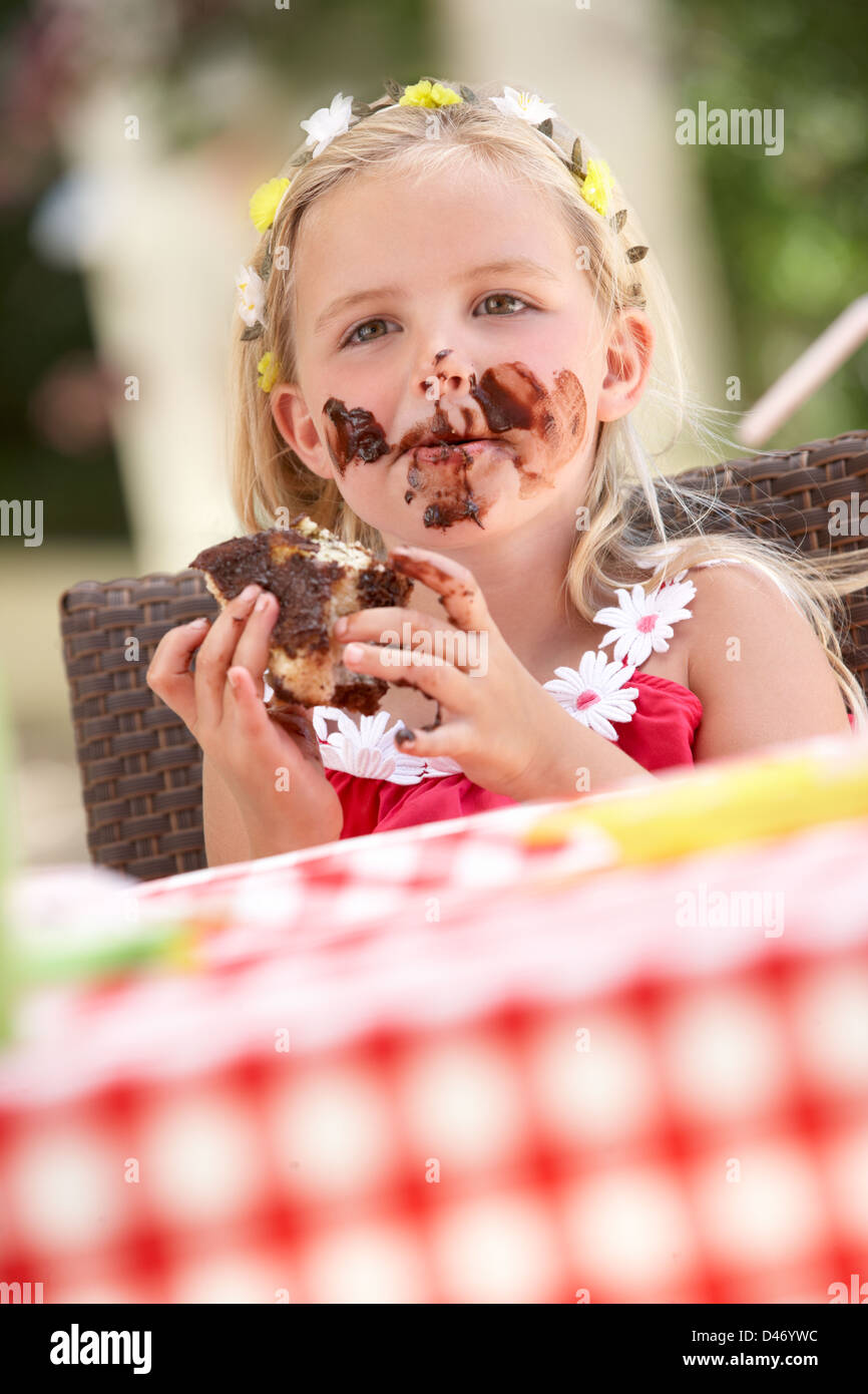 Girl eating slice chocolate cake Banque de photographies et d’images à ...