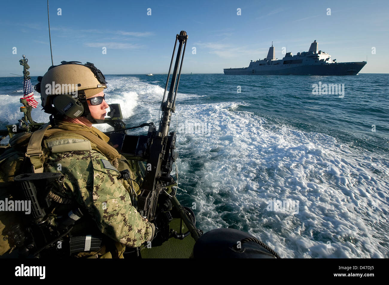 Électriciens Mate 3rd Class Zach Duffey utilise une mitrailleuse de ...