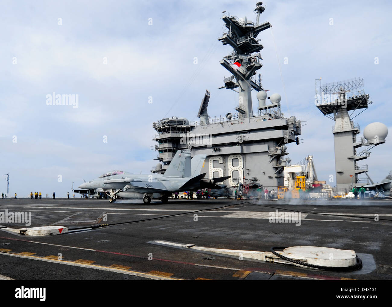 Un avion atterrit à bord d'un porte-avions de l'US Navy dans l'océan ...