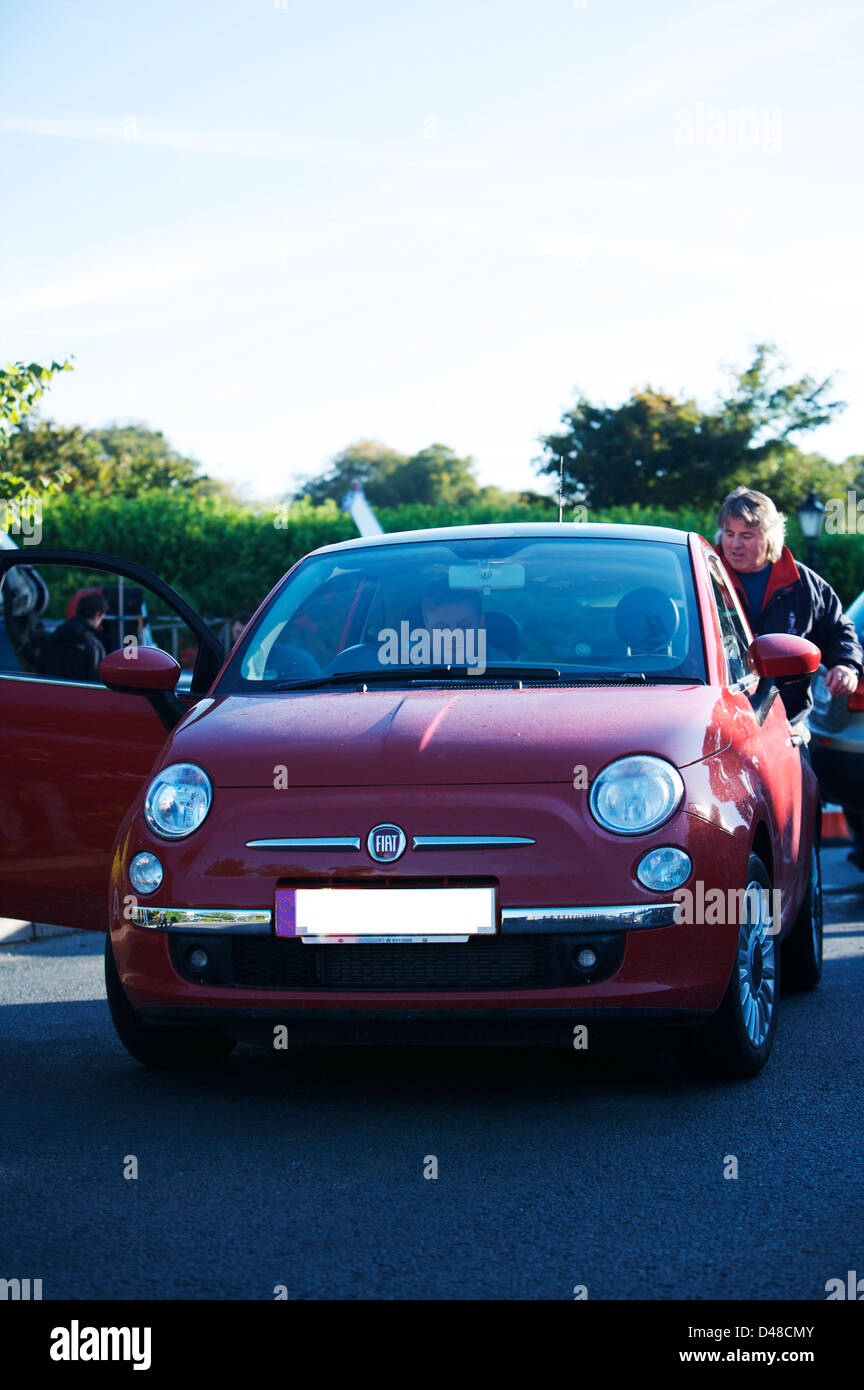 Célèbre photographe Rankin inspecte une voiture Fiat 500 rouge Photo ...
