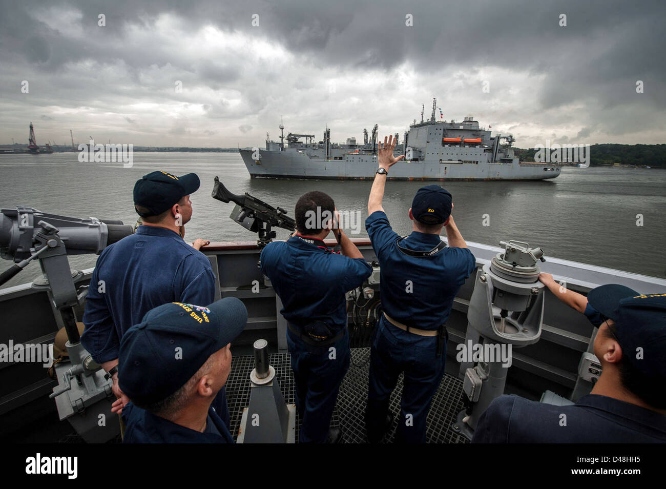 USS Stockdale (DDG 106) accueille l'USNS Matthew Perry (T-AKE-9 Photo ...