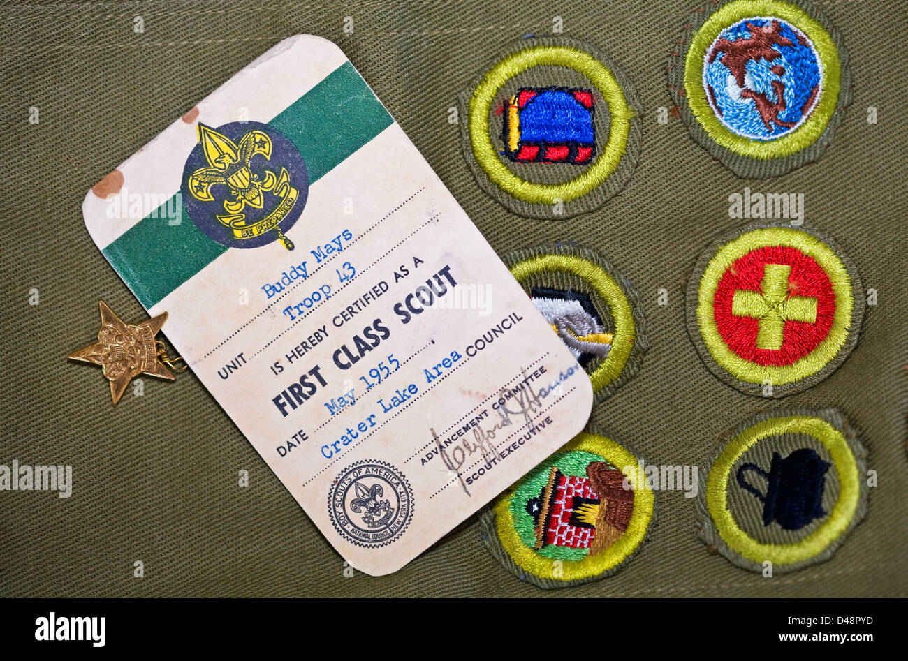 Un Scout sash avec insignes de mérite et de première classe et star du ...