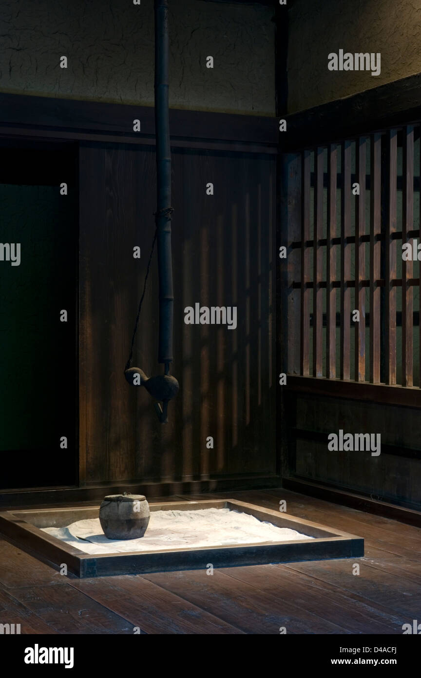 Village historique folk House Interior with irori fire pit et pendaison ...