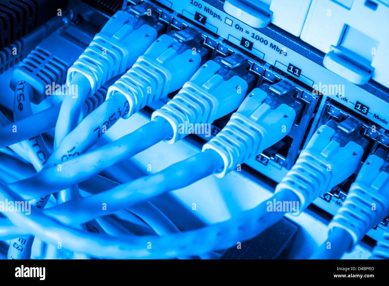 Close-up de concentrateur du réseau et des câbles ethernet Photo Stock ...