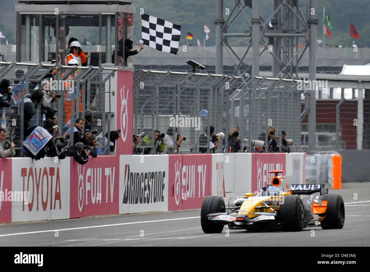Pilote de Formule 1 espagnol Fernando Alonso de Renault passe la ligne ...