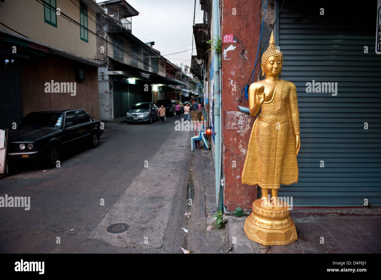 Bangkok, Thaïlande, Bouddha statue devant un magasin fermé l'angle d ...