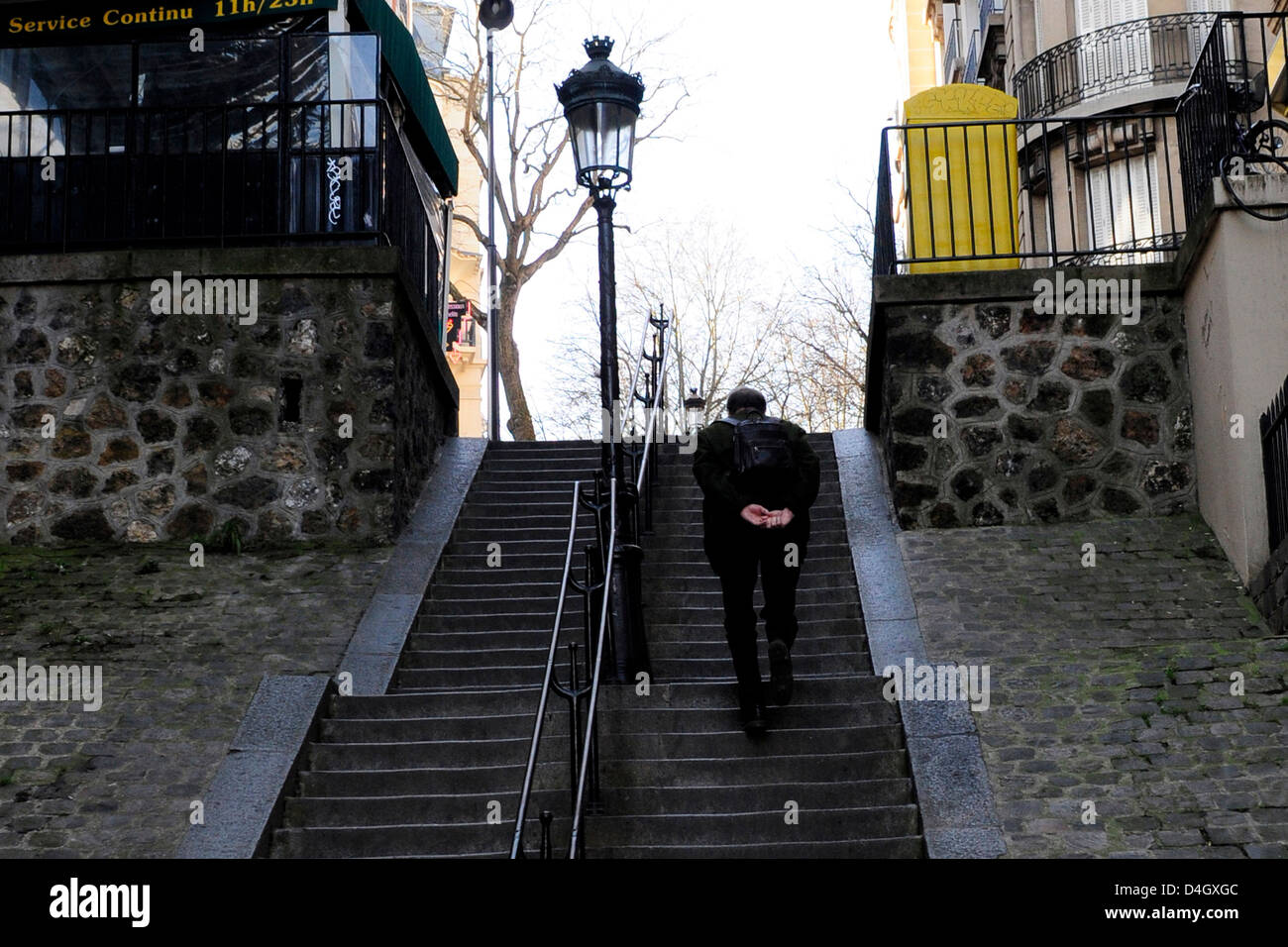 Homme monte un escalier Banque de photographies et d’images à haute ...
