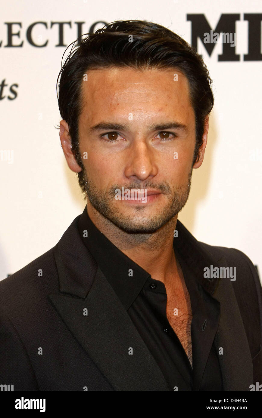 L'acteur brésilien Rodrigo Santoro arrive pour l'amfAR Gala et la vente ...