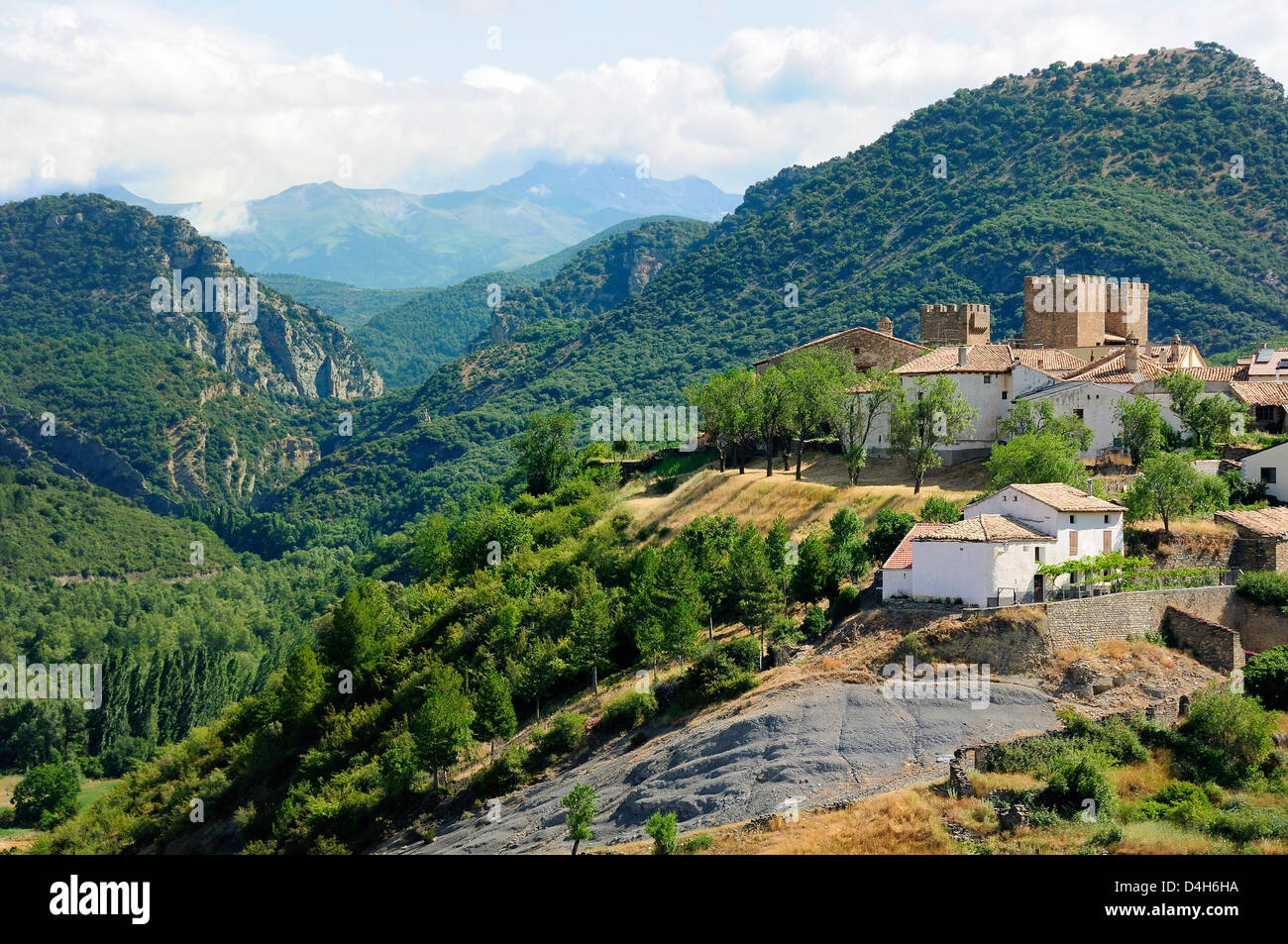 Village et château de Binies avec gorge de Foz de Binies, Anso valley ...
