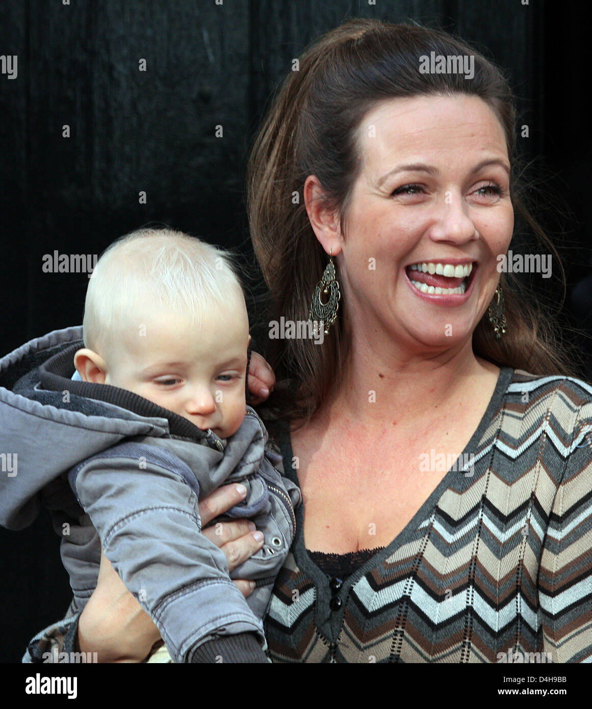La princesse Annette détient Benjamin (L) après le baptême de Benjamin ...