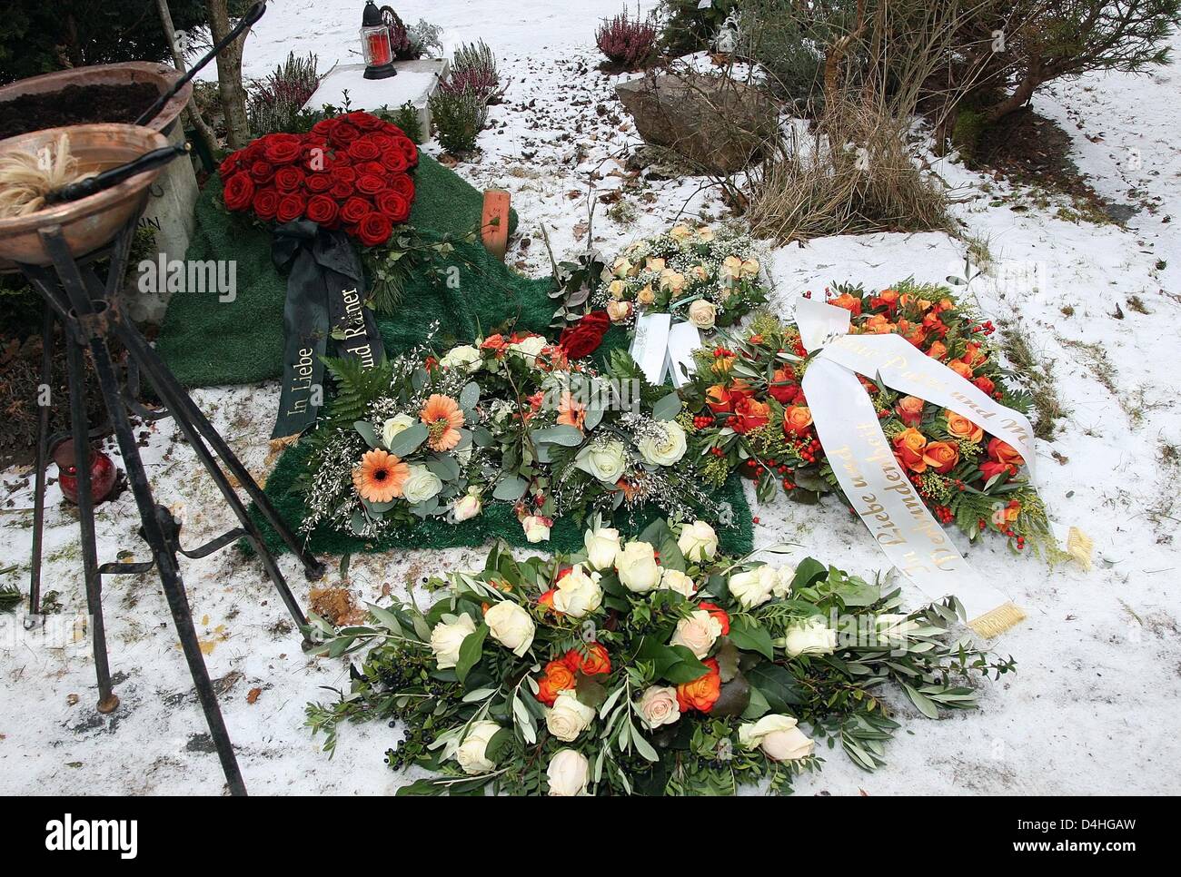 Des couronnes de deuil se trouvent sur la tombe de l'acteur allemand ...