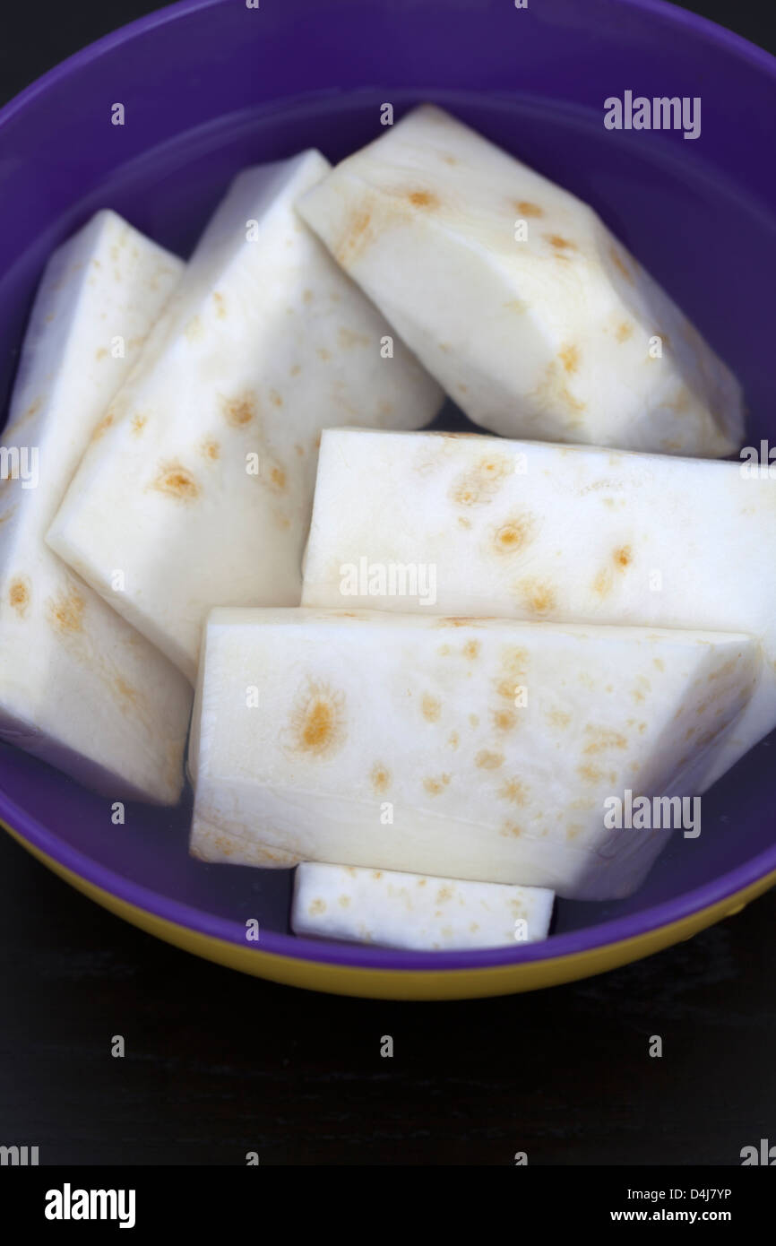 Raw celeriac Banque de photographies et d’images à haute résolution - Alamy