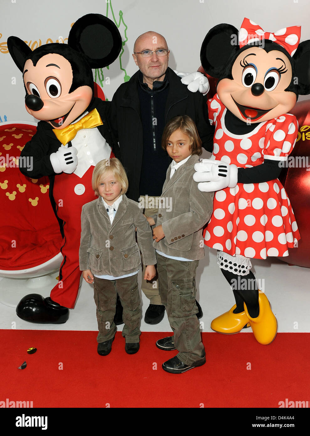 Le chanteur britannique Phil Collins et son fils Nicolas (L) et ...