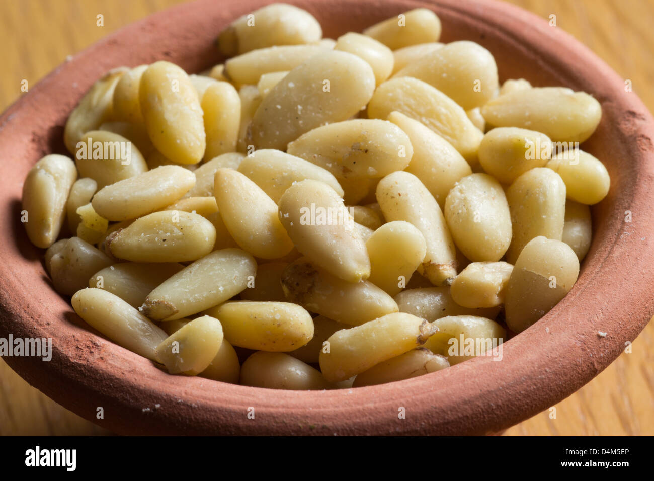 Pignons de pin Banque de photographies et d’images à haute résolution ...