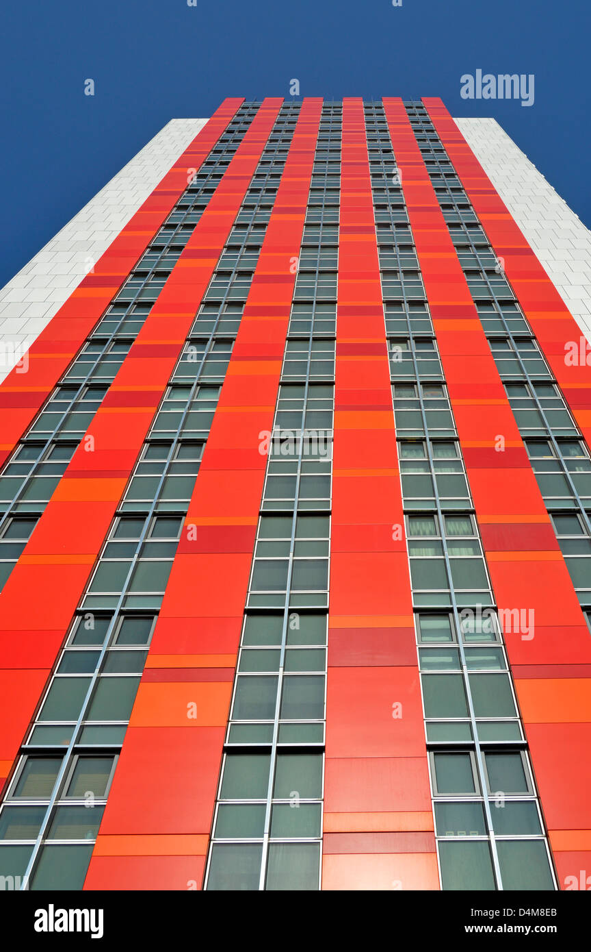 Immeuble à façade colorée de nouveaux logements à Vermilion tower block ...