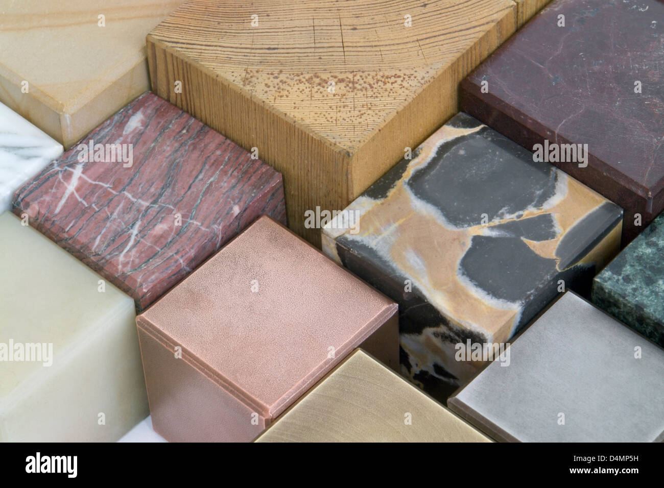 Beaucoup de différents cubes faites de matériaux différents Photo Stock ...
