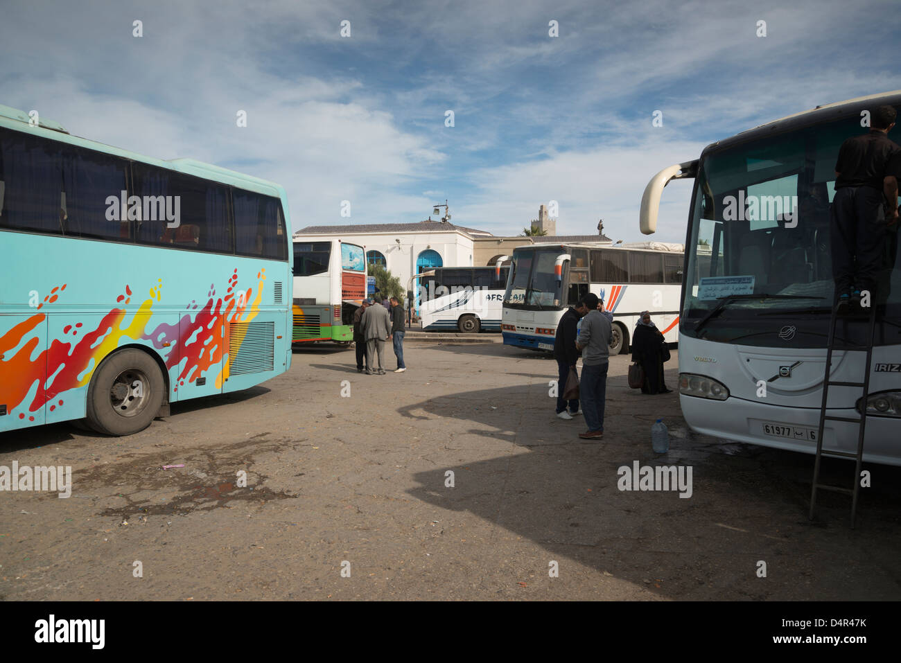 La gare des bus ou bus à Essaouira, Maroc Photo Stock - Alamy
