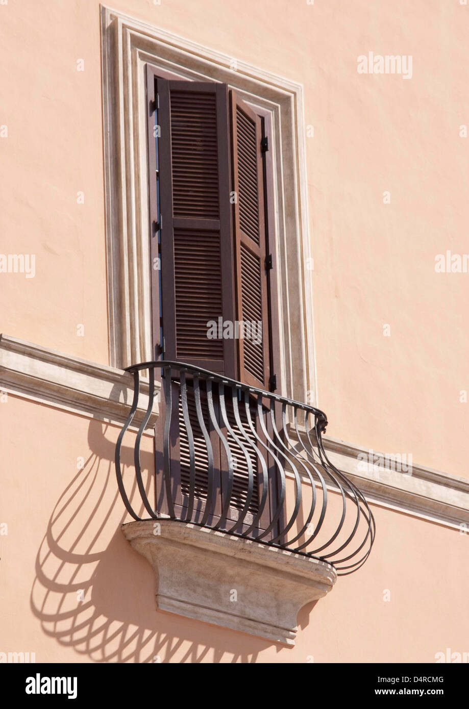 Fenêtre à volets, avec balcon en fer forgé à Rome Photo Stock - Alamy