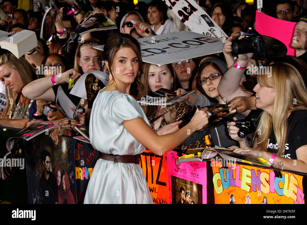 L'actrice Nikki Reed arrive à la première mondiale du film "Twilight ...