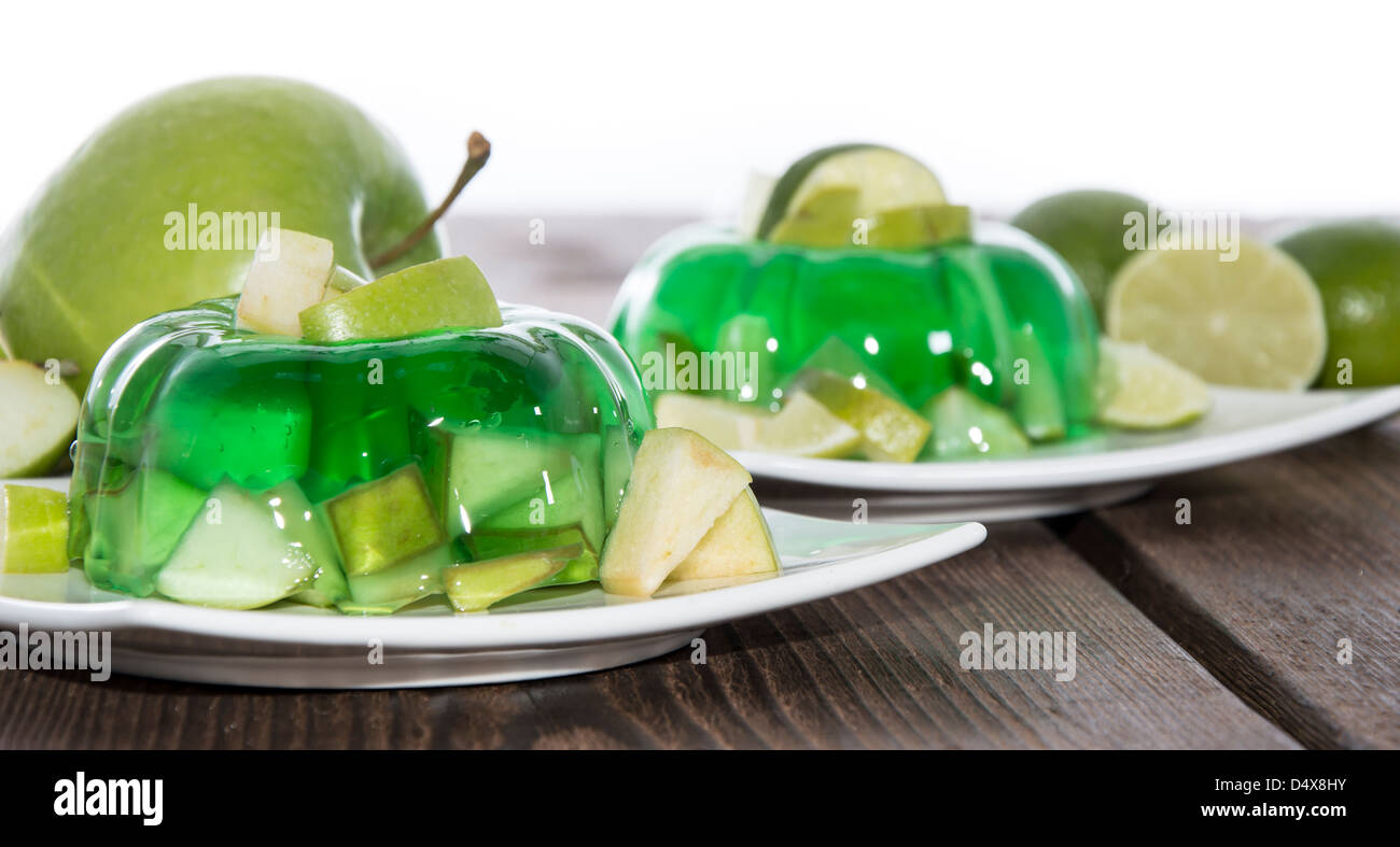 Deux sortes de Jello vert (pomme et citron vert) isolé sur fond blanc ...