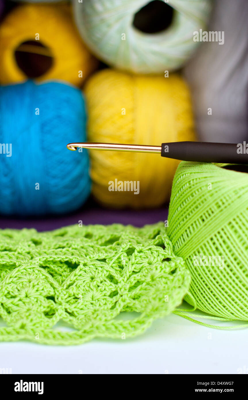 Fils colorés pour crochet avec crochet Photo Stock - Alamy