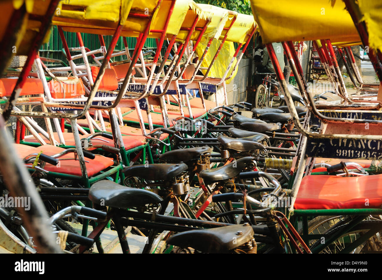 Pousse-pousse à vélo en stationnement sur la rue Photo Stock - Alamy