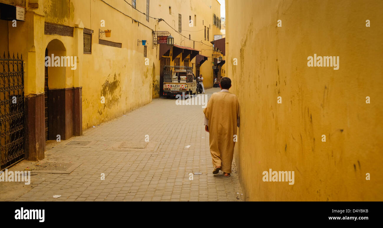 Une rue typique peint jaune dans la médina de Meknès, Maroc avec un ...