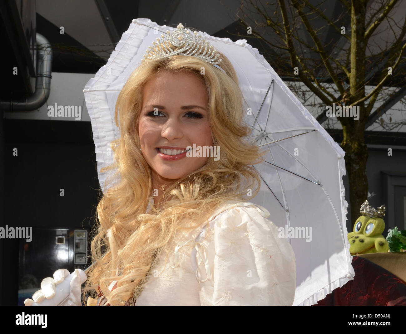Miss Germany Caroline Noeding pose dans une robe de princesse à l ...