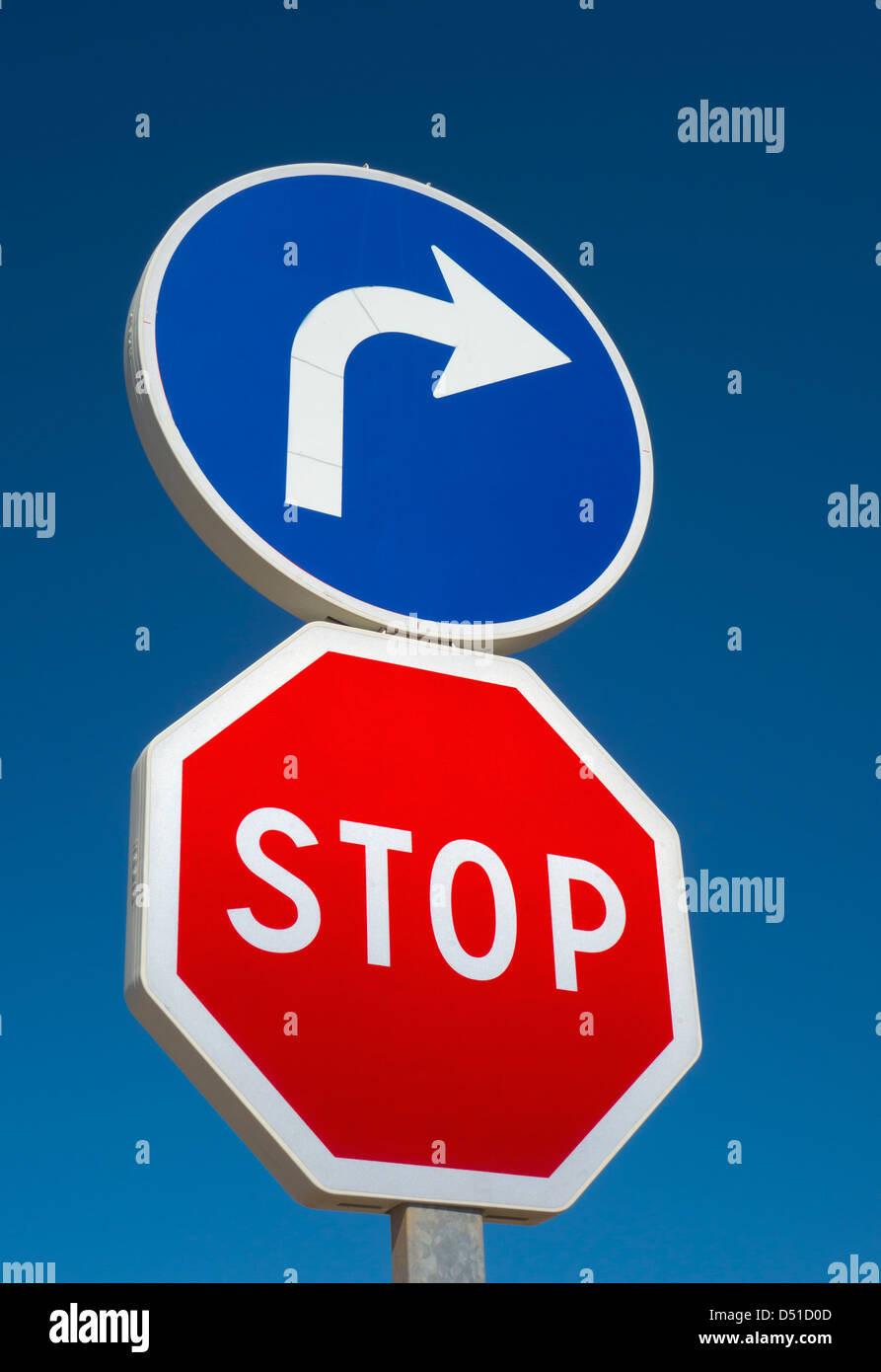 Traffic intersection turn right sign Banque de photographies et d ...