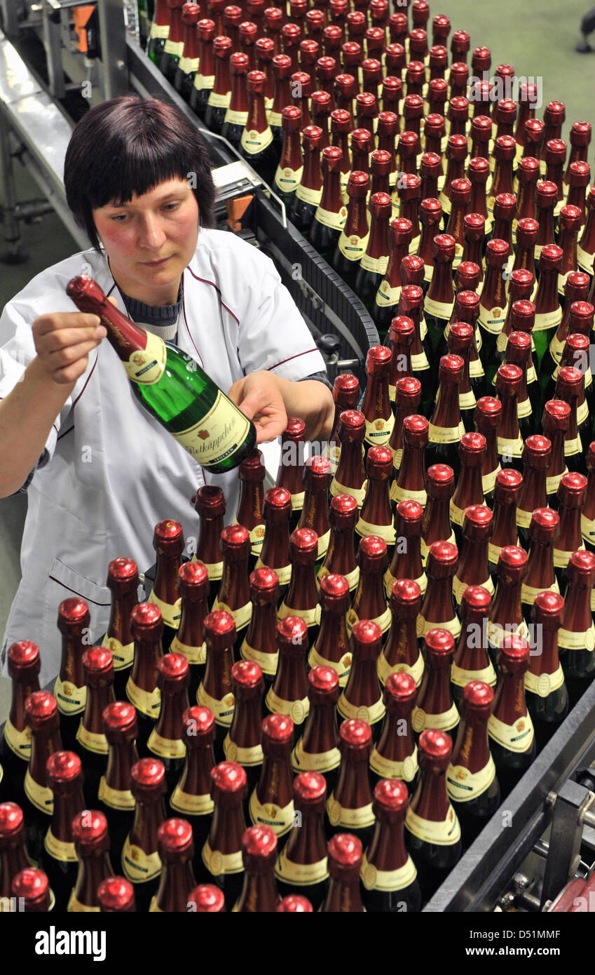Anne Blanchard Ines vérifie des bouteilles sur le Rotkaeppchen-Mumm ...