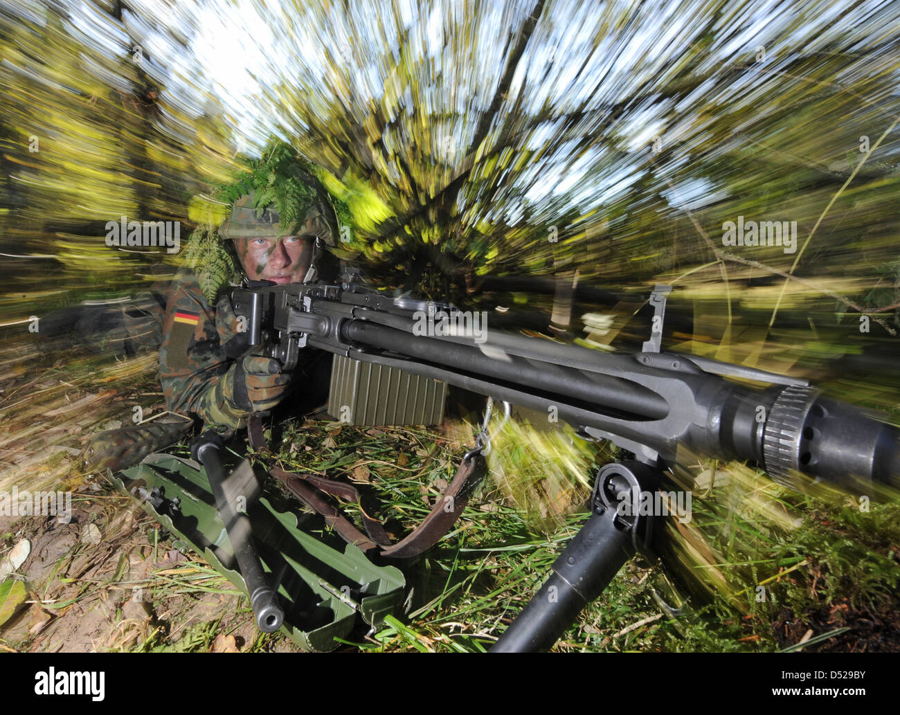 La Bundeswehr (armée allemande) soldat vise une mitrailleuse pendant un ...