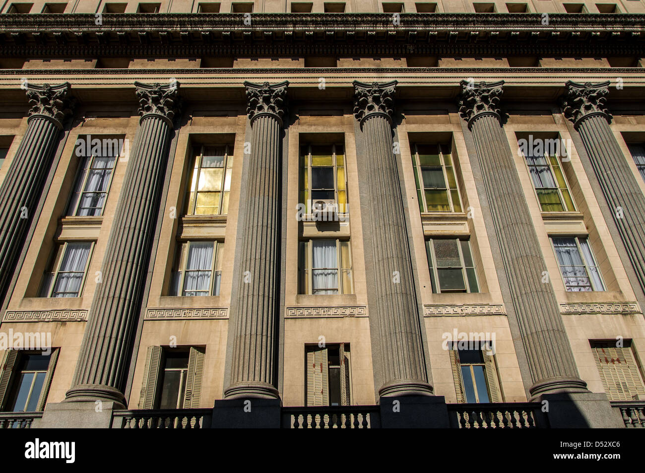 Colonnes de style romain sur un bâtiment à Montevideo Photo Stock - Alamy