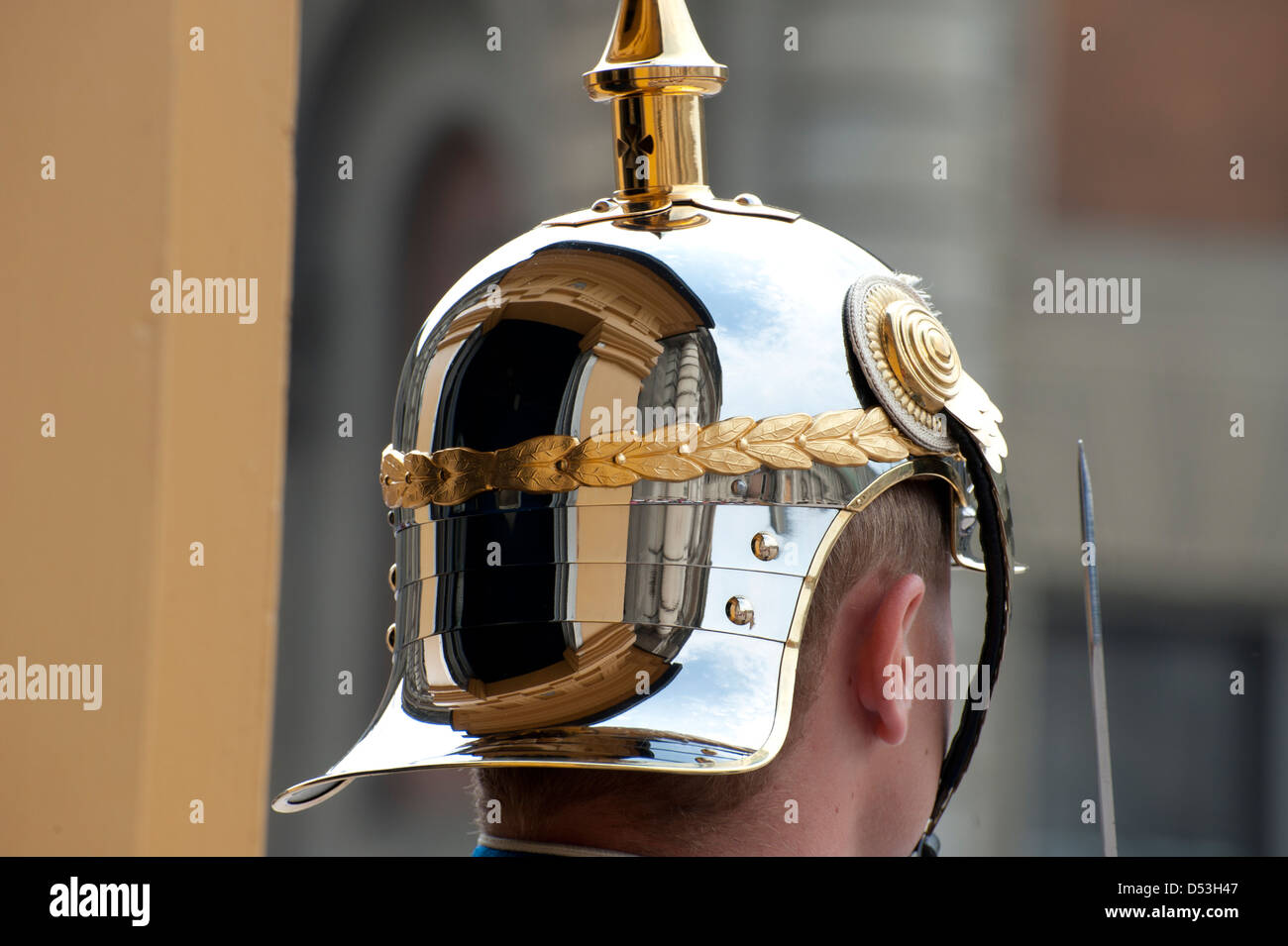 Reflet de la Garde côtière canadienne hut dans le casque de la garde du ...
