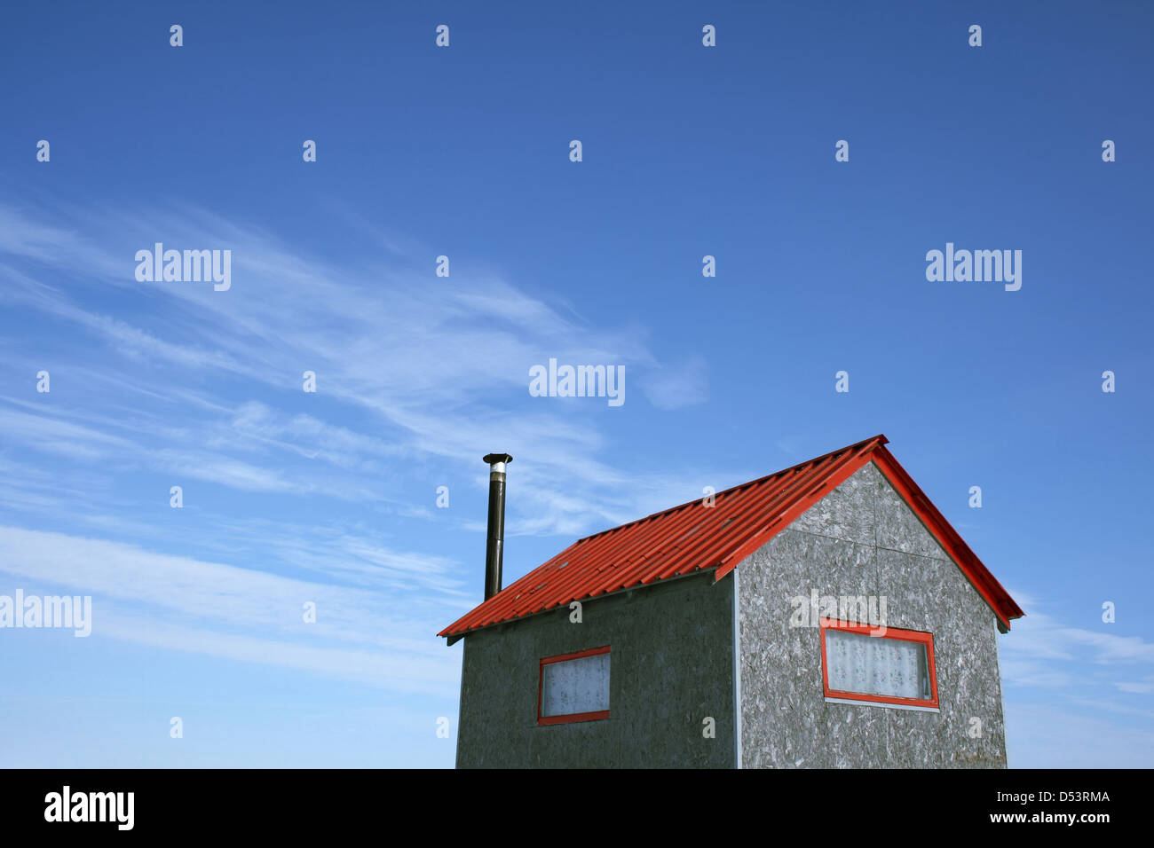 Petit chalet avec toit rouge Banque de photographies et d’images à haute résolution - Alamy