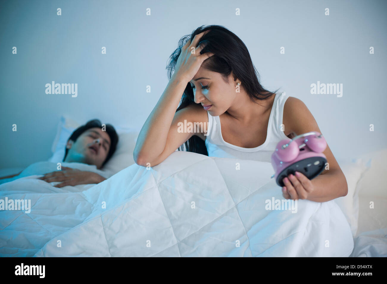 Les ronflements de l'homme avec sa femme à la déranger sur le lit Photo ...