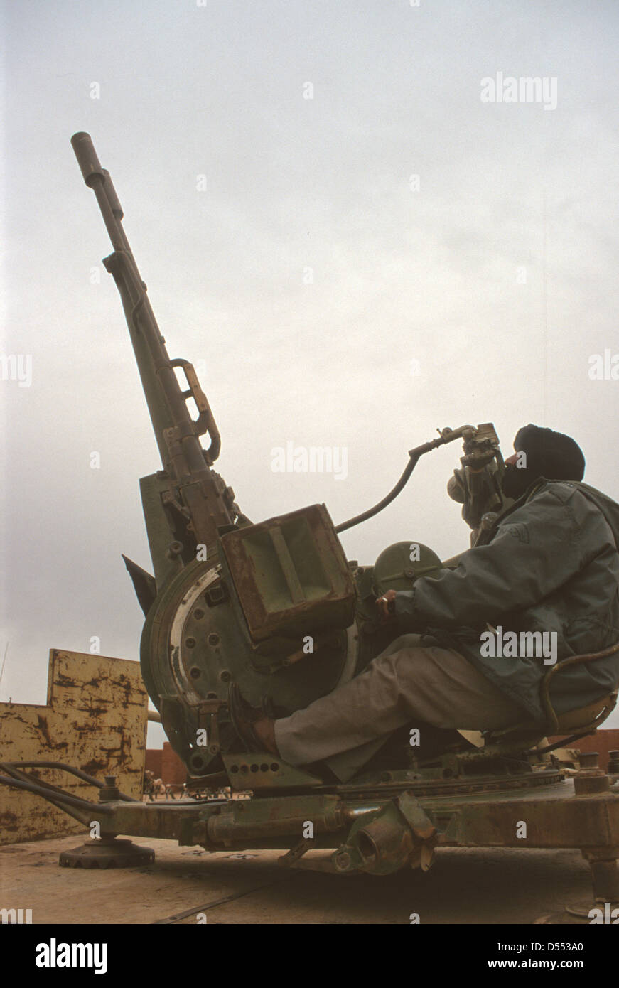 Soldat avec anti aircraft gun au Sahara occidental des camps de ...