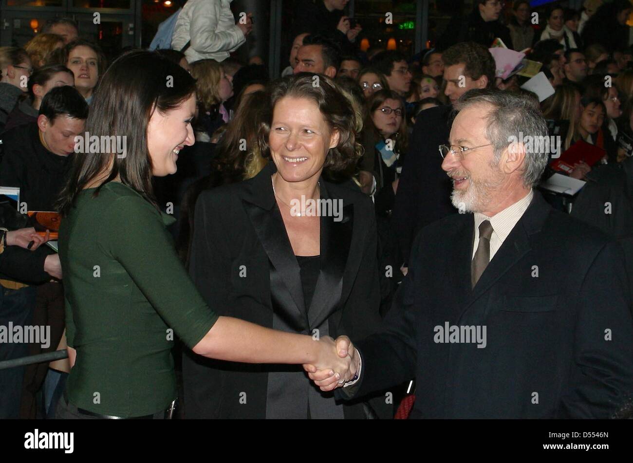 Christina Rau (M) introduit sa fille Anna (l) de Steven Spielberg (r) à ...