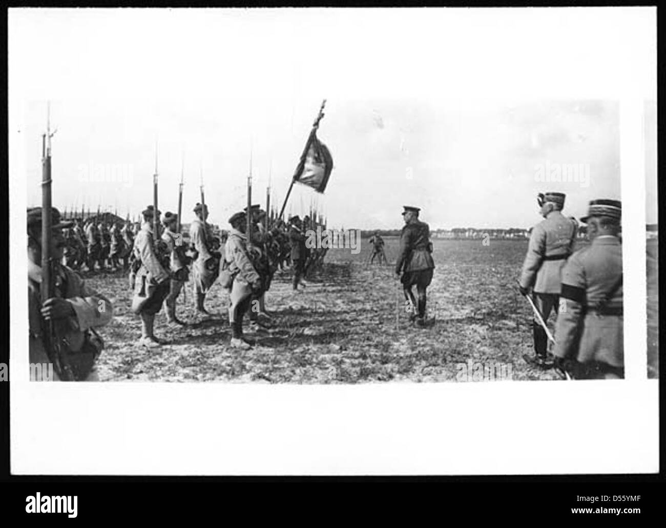 Mal. Douglas Haig salue le drapeau des fusiliers marins [le maréchal ...