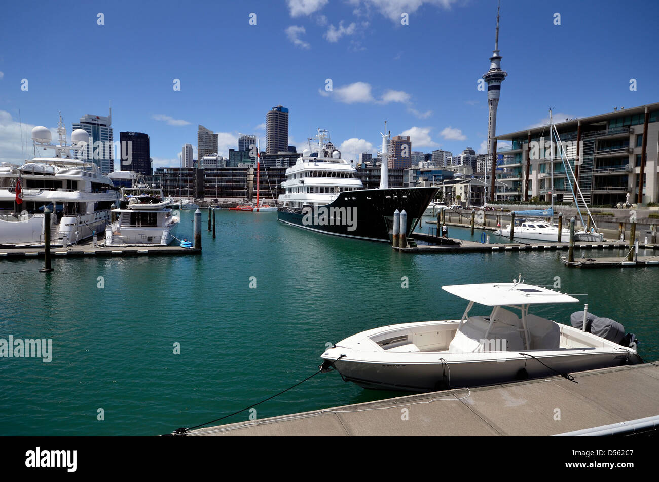 La nouvelle zelande millionaire Graeme Hart Ulysse super yacht amarré ...