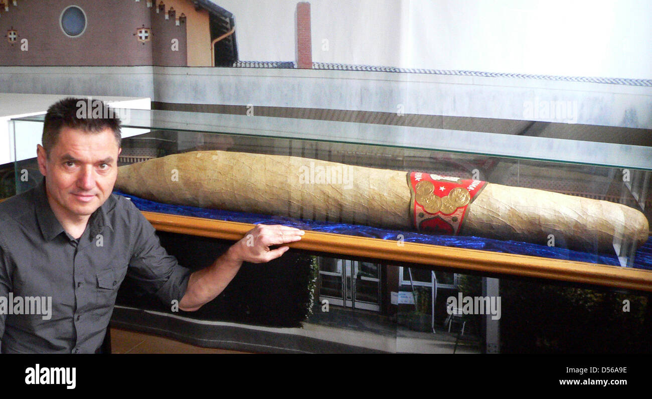 Michael Strauss, directeur de la musée du tabac présente un cigare ...