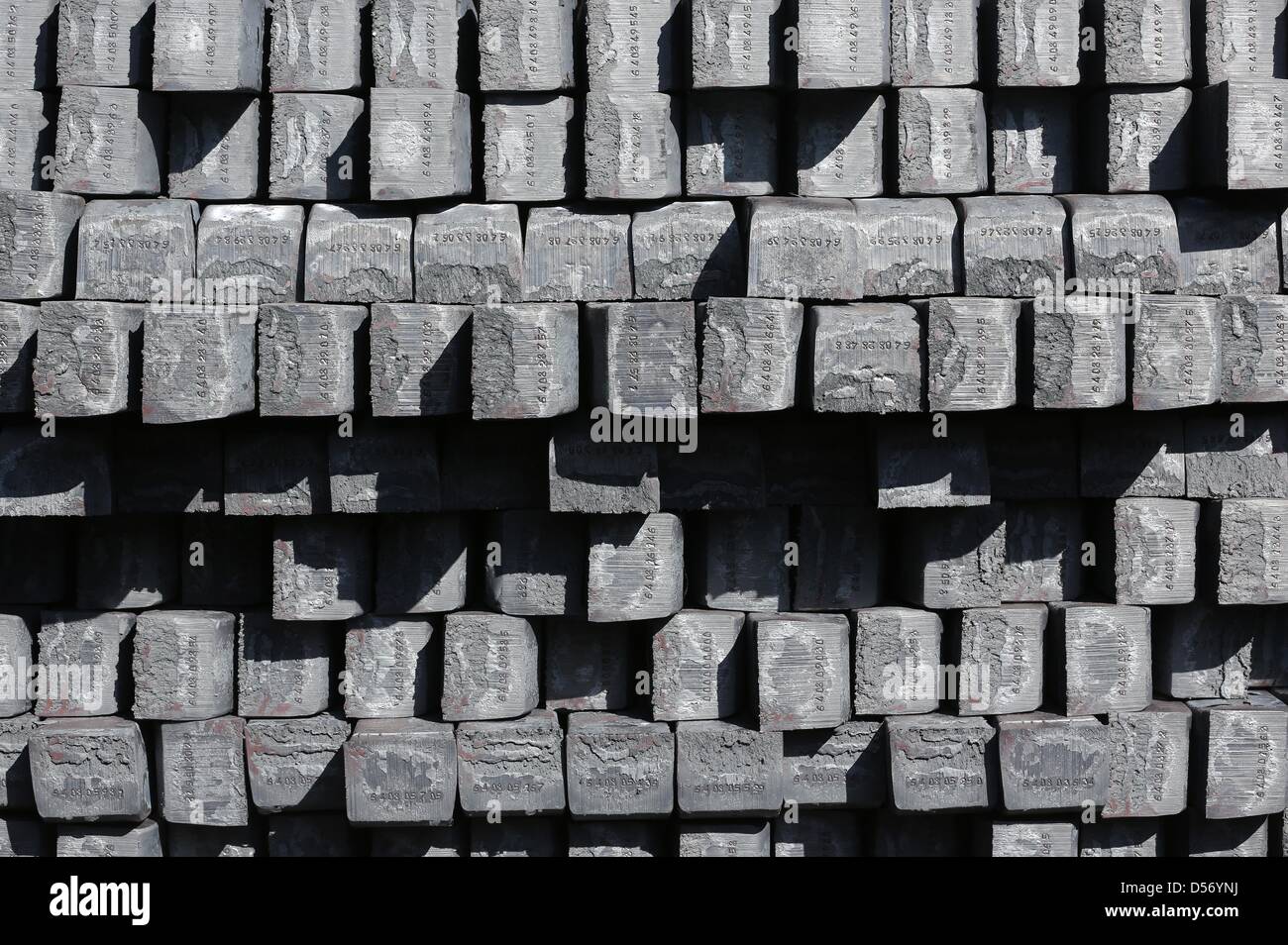Les billettes d'acier sont stockées à l'usine de coulée de l'usine ...
