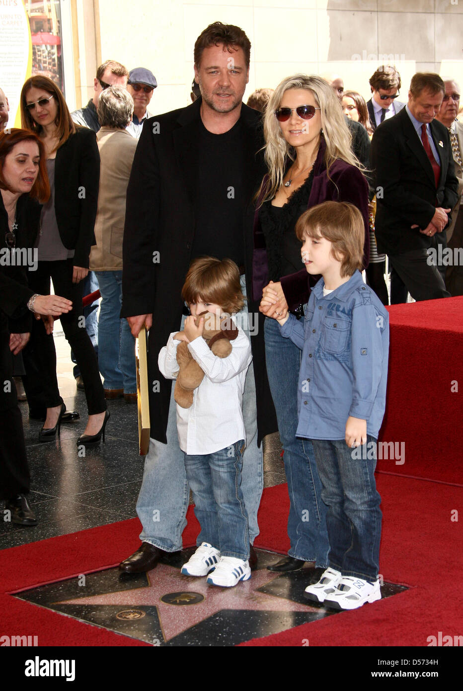 Russell crowe and danielle spencer and tennyson crowe Banque de ...